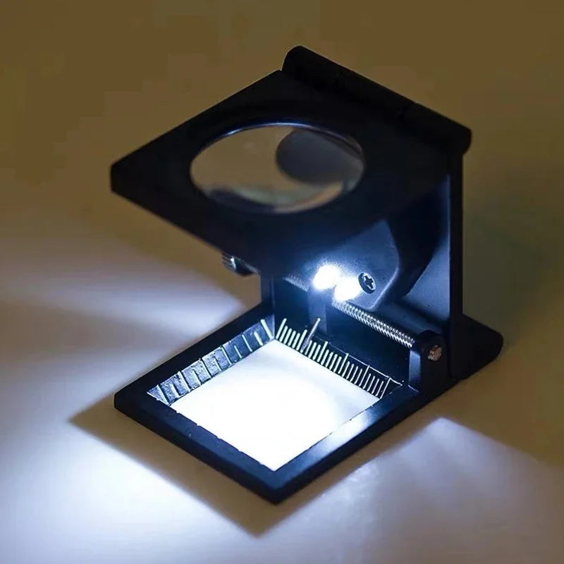 Loupe pliable Grossissement x10 avec règle et LED - Étuit