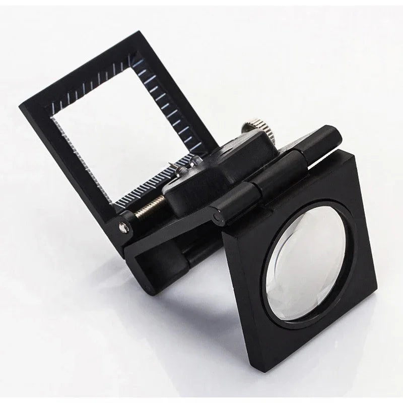 Loupe pliable Grossissement x10 avec règle et LED - Étuit
